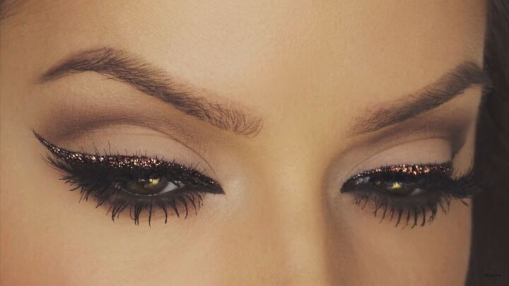 Looking To Wow This Festive Season Try A Sexy Glitter Eyeliner Look