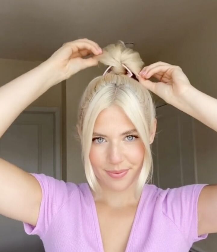 Create The Messy Bun Look With A Claw Clip Upstyle